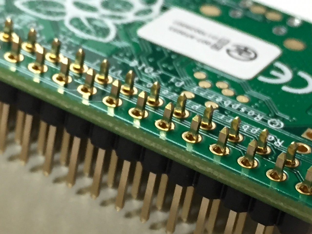 Raspberry Pi zero WにGPIOピンヘッダを取り付けてみる – ogaworks